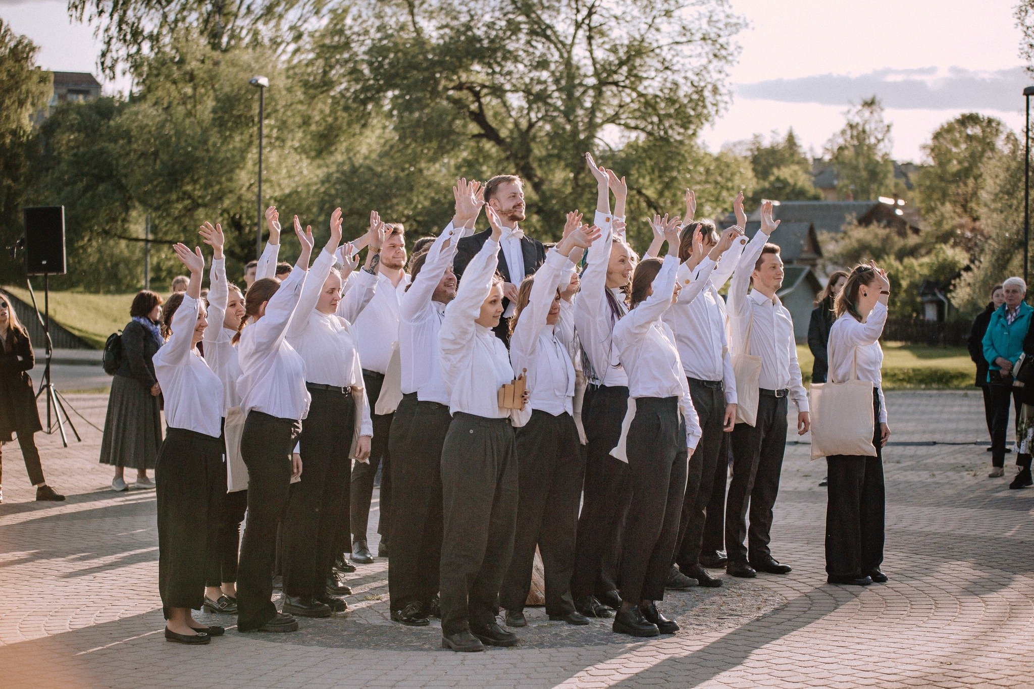 Bet kam pīdar pasauļs? Izruodis “Visi putni skaisti dzied” recenzeja ...